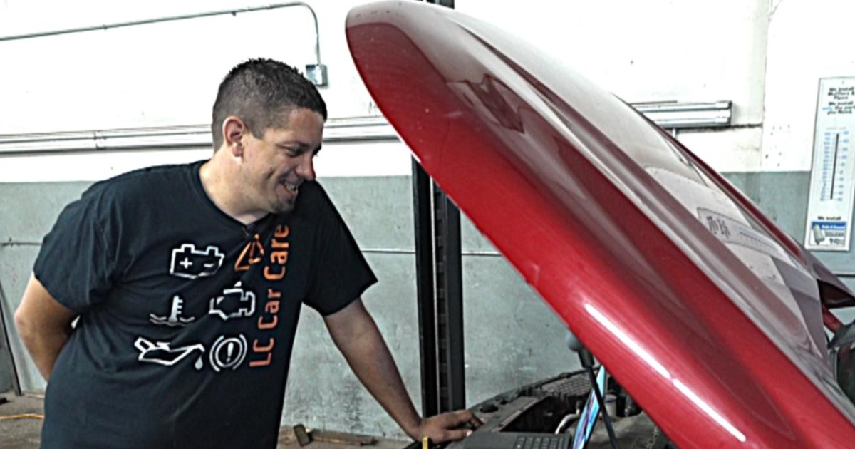 Mechanic Finds Wallet Lost for 11 Years and 150,000 Miles in Ford Edge ...