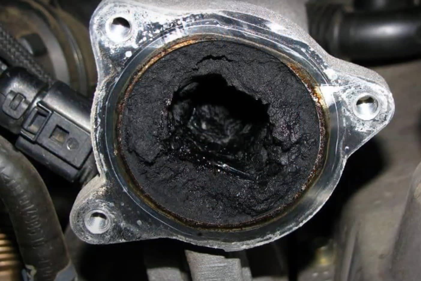 How to Clean an EGR Valve: Step-by-Step Guide and Tools - AxleAddict